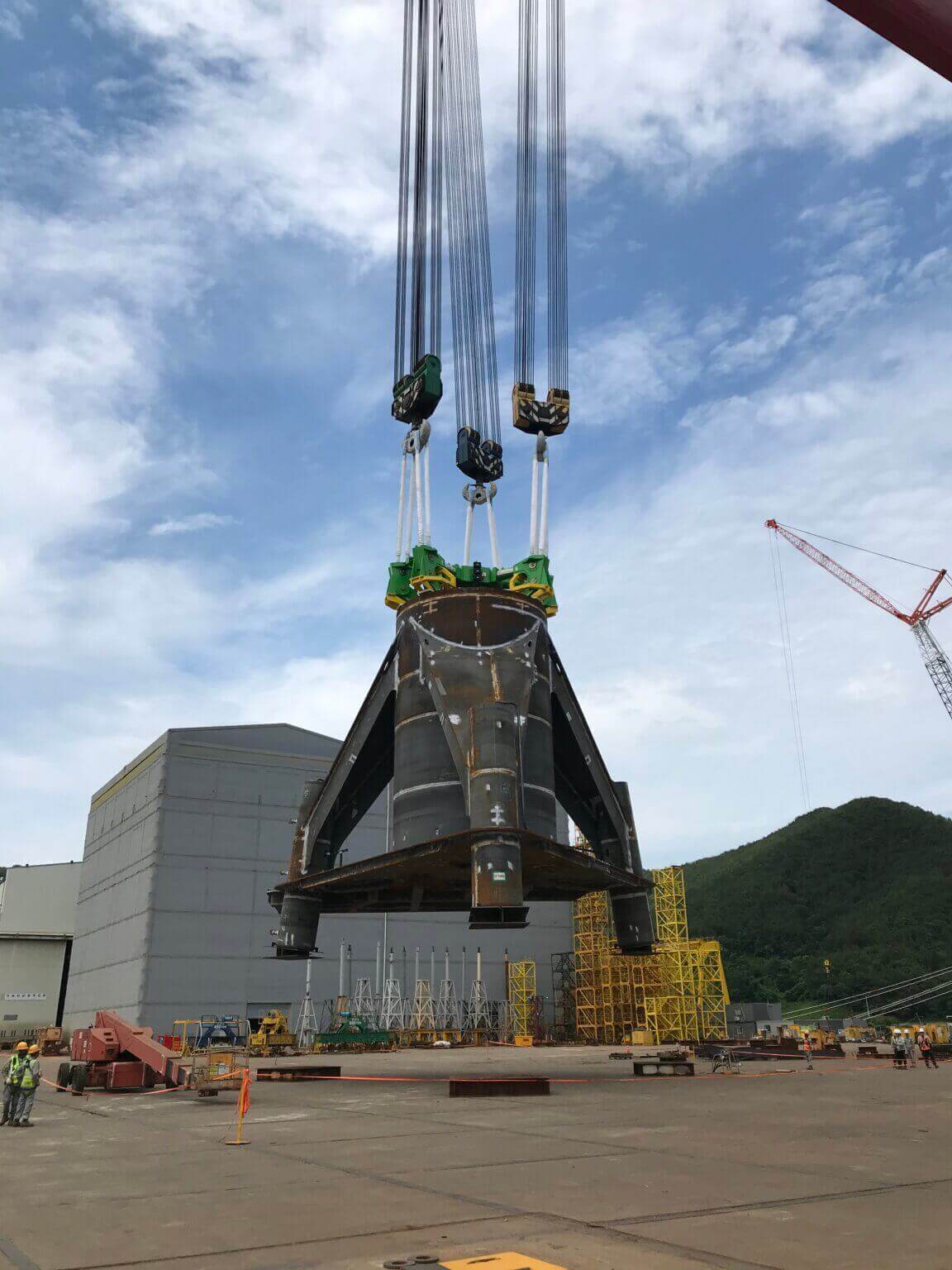 Jacket Lifting Tool for SK Oceanplant ready for lift off - Eager.one